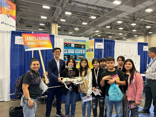 Le Minh Duc សិស្សប្រុសដែលជក់ចិត្តនឹងការផលិតរ៉ូប៉ូត