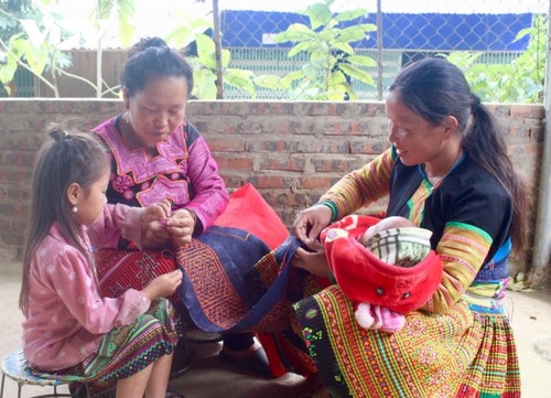 Mong people in Son La keep brocade weaving alive