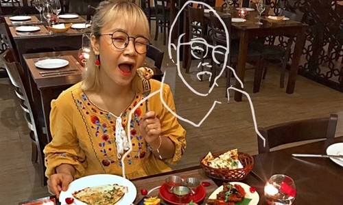 Food reviewing: not just to eat and judge