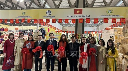 Vietnamese handicraft products displayed at exhibition in Italy