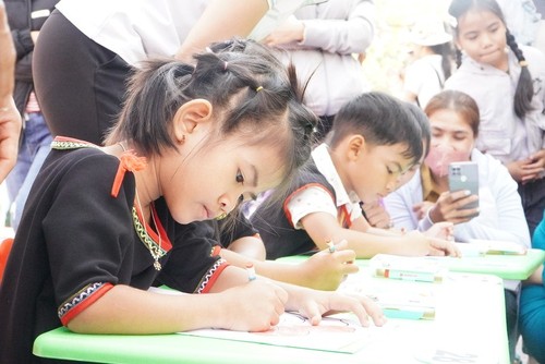 Poor pupils in border communes helped to get an education