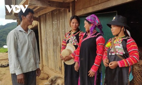 Party member helps La Hu ethnic people escape poverty