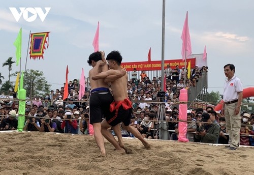 Spring wrestling festival opens in Sinh Village