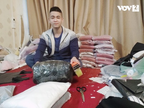 Kindhearted man gives free rice to the poor