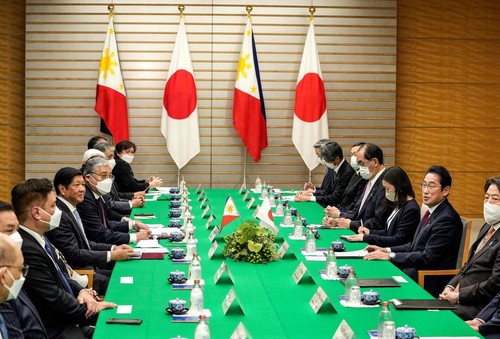 Japan, Philippines pledge closer security ties
