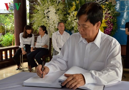 អតីតនាយករដ្ឋមន្ត្រីលោក Nguyen Tan Dung អញ្ជើញគោរពវិញ្ញាណក្ខ័ន្ធអតីតនាយករដ្ឋមន្ត្រីលោក Phan Van Khai