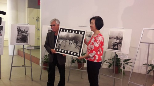 Photographer Nick Ut presents “Napalm girl” photo to Vietnam Women Museum