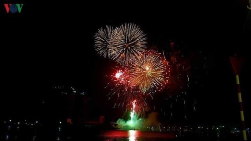 Vietnam rings in New Year with fireworks, extravaganza shows