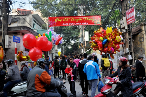 Hanoians flock to hundred-year-old Tet market, which opens once a year