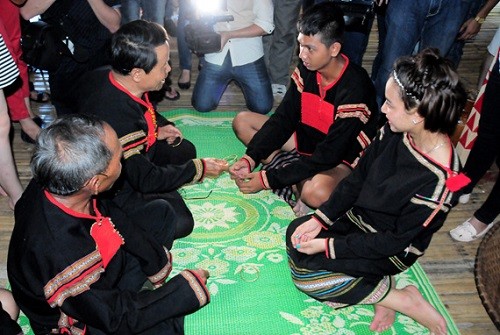 Die Sitte “Jue nue” in der Ehe der Volksgruppe der Ede