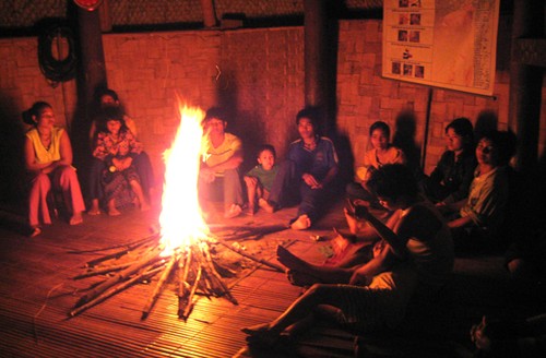 Không gian văn hoá xung quanh bếp lửa của đồng bào dân tộc ít người