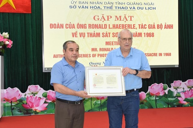 Quang Ngai officials meet photographer taking pictures of Son My massacre